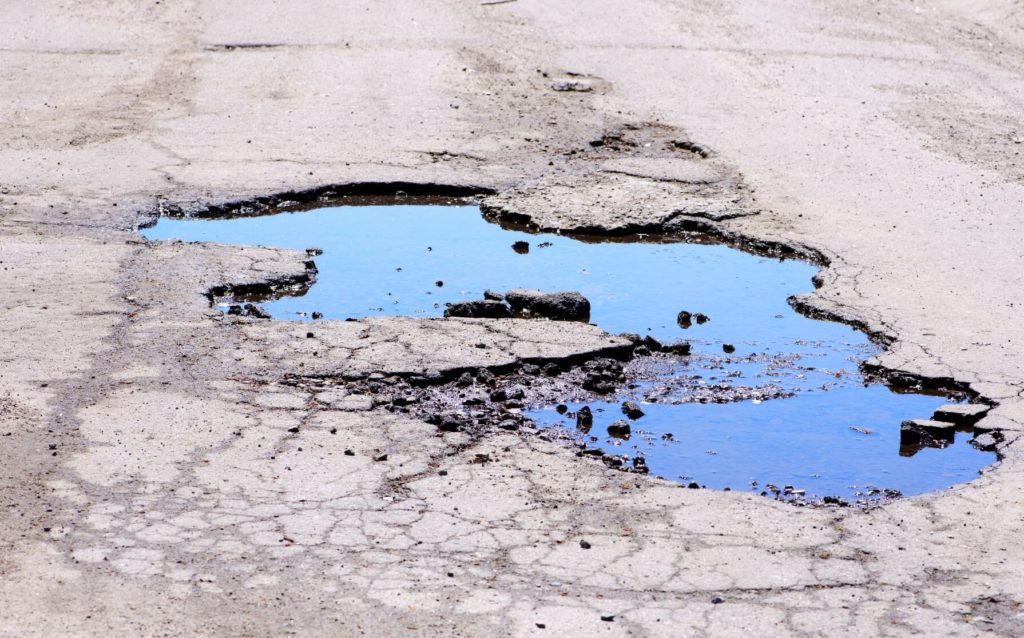 Tampar um buraco na rua: quanto custa?